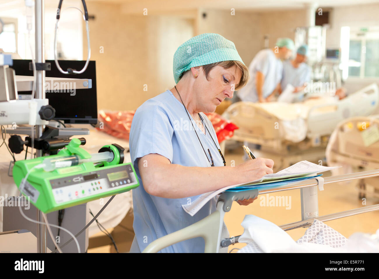 Auxiliary nurse, Recovery room, Bordeaux hospital, France Stock Photo ...