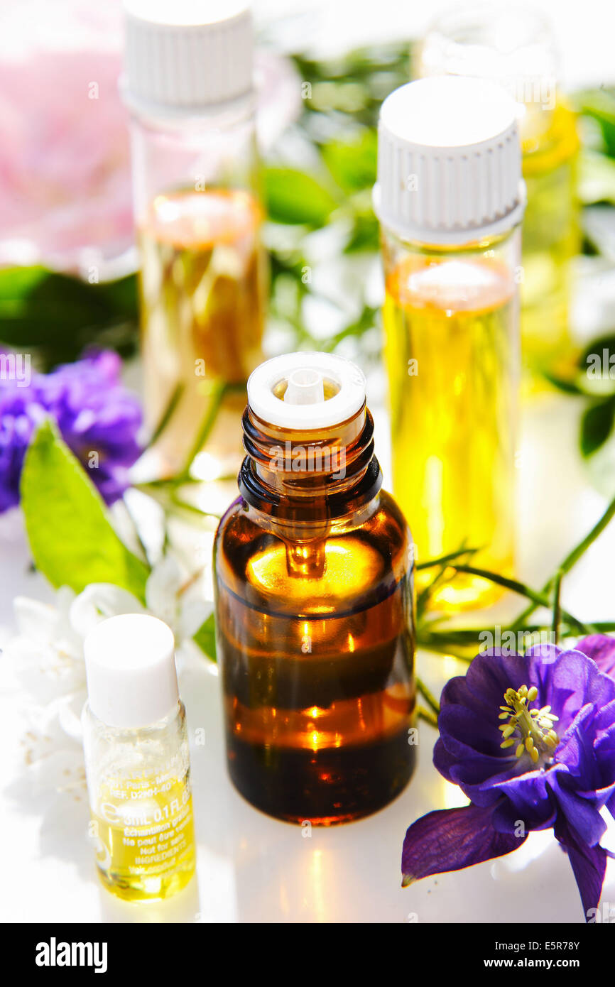 Bottles essential oils hi-res stock photography and images - Alamy