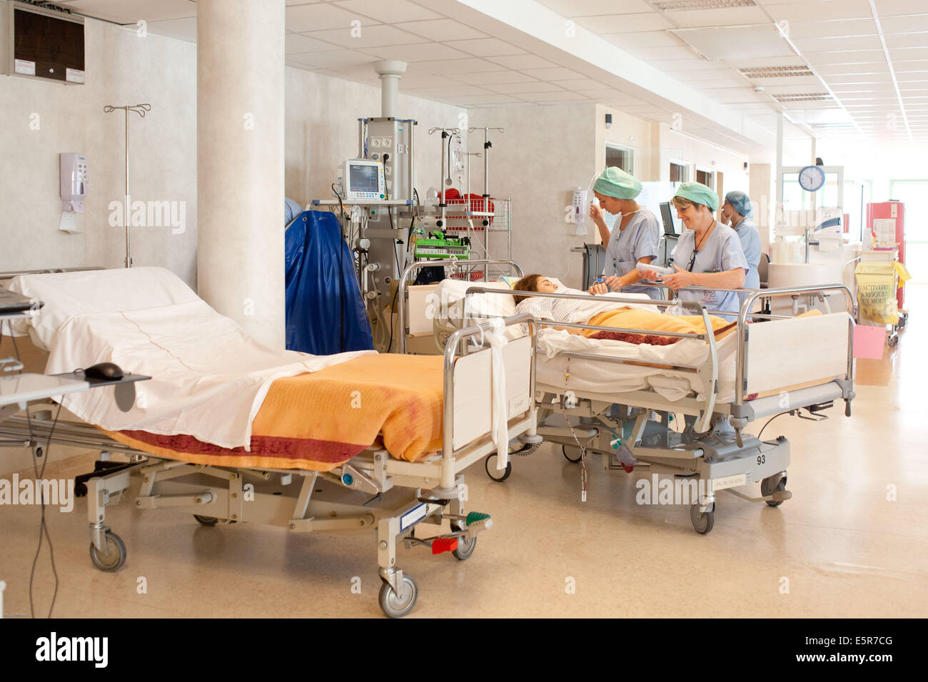 Recovery room, Bordeaux hospital, France Stock Photo - Alamy