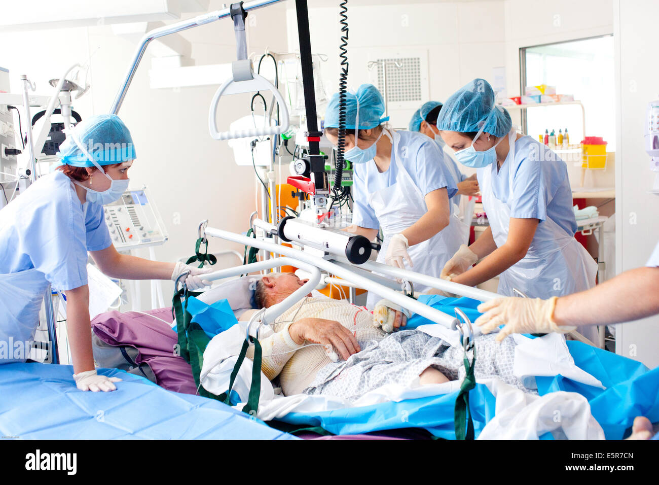 Support for a burn patient at the Emergency departement, Bordeaux ...