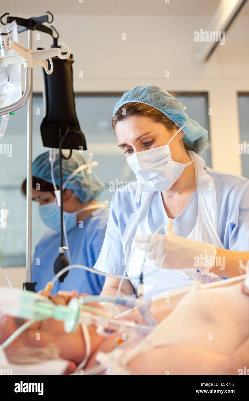 Support for a burn patient at the Emergency departement, Bordeaux ...