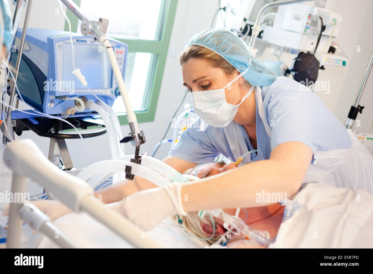 Intubation emergency hi-res stock photography and images - Alamy