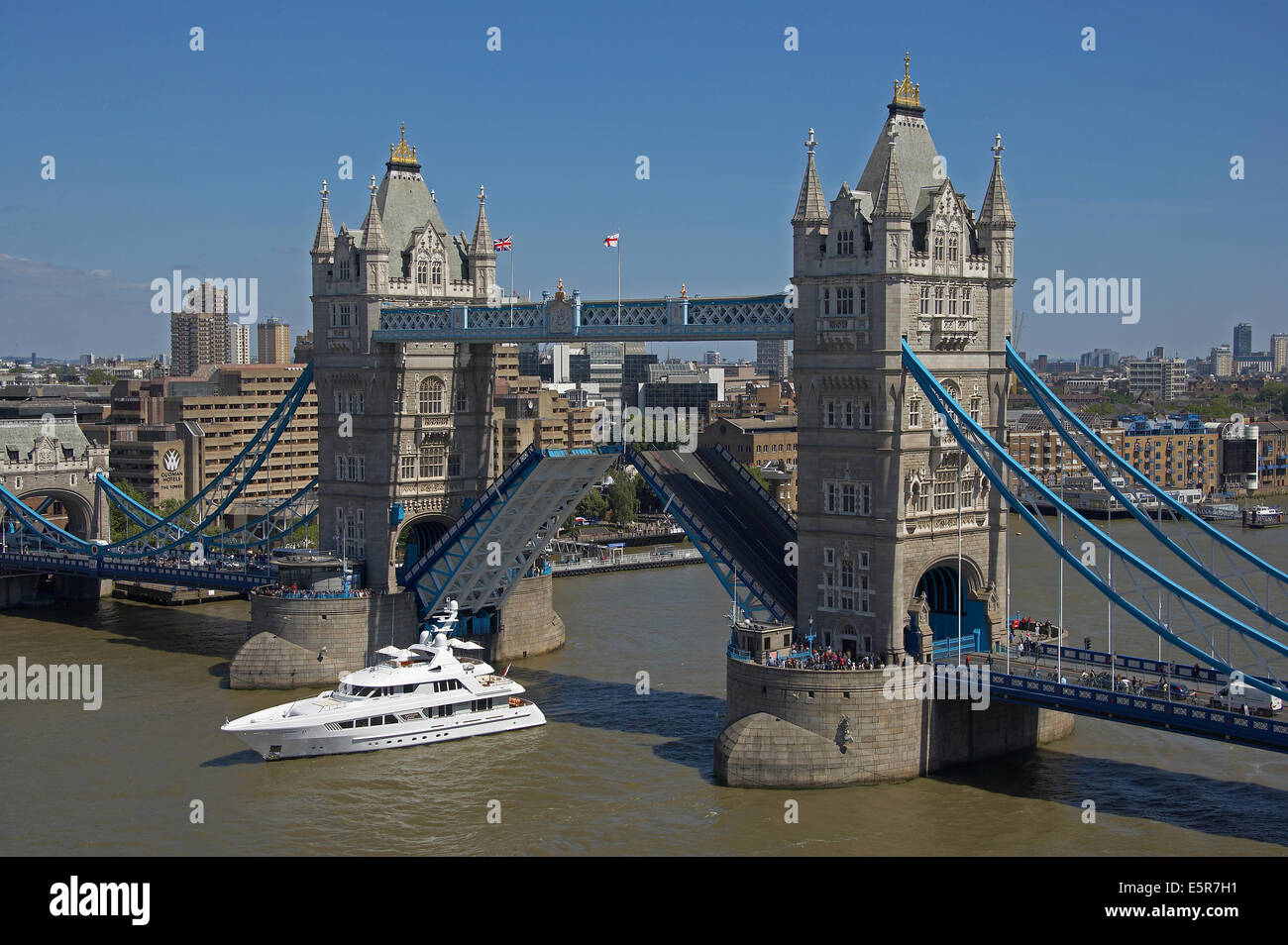 Motoryacht Kathleen Anne going under Tower Bridge Stock Photo - Alamy