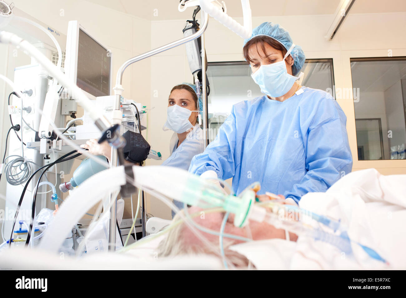 Intubation emergency hi-res stock photography and images - Alamy