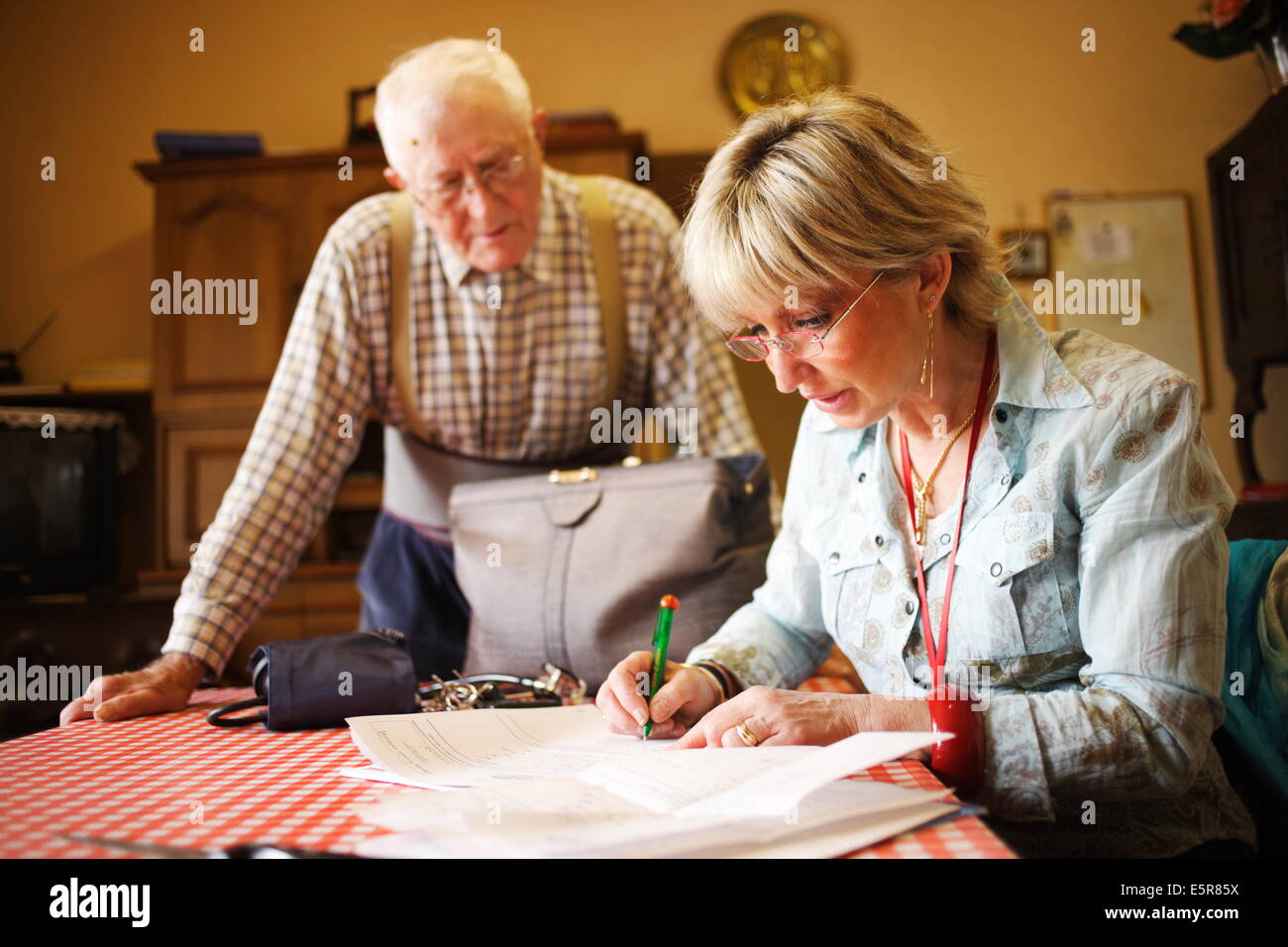 Gp writing a prescription hi-res stock photography and images - Alamy