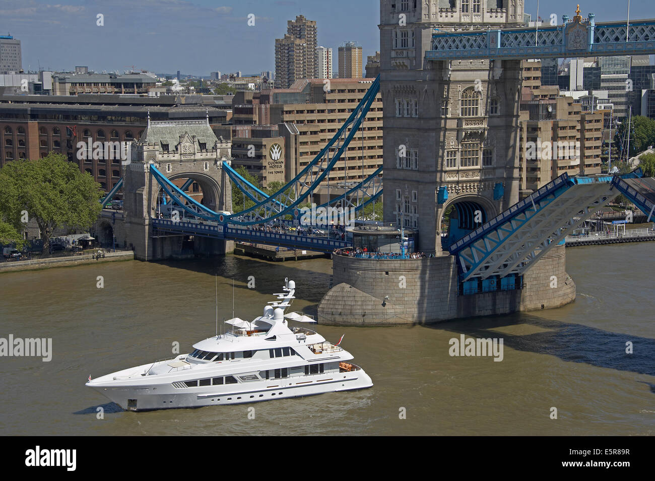 Motoryacht Kathleen Anne going under Tower Bridge Stock Photo - Alamy