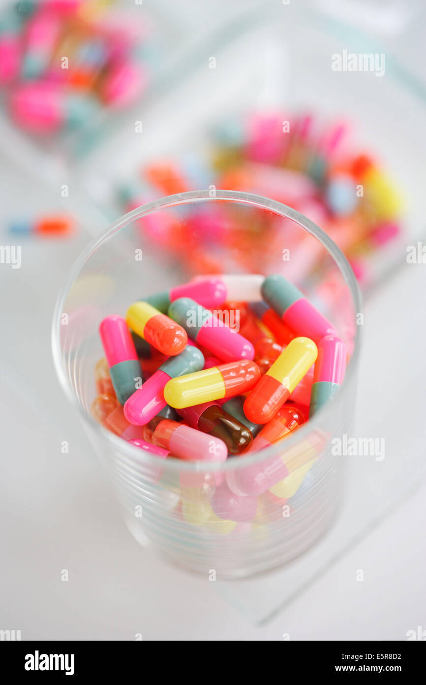 Gelatine capsules hi-res stock photography and images - Alamy