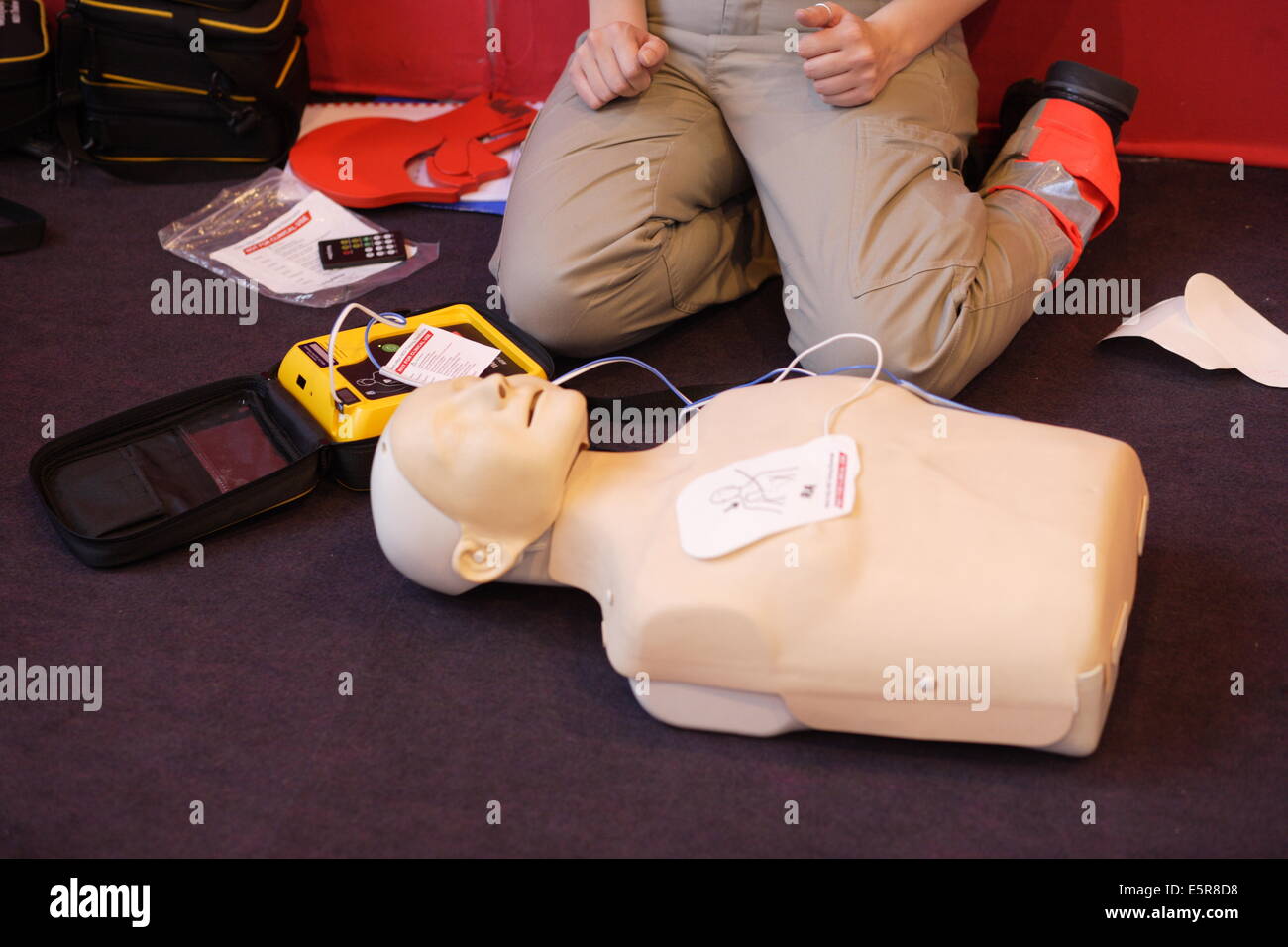 First aid training courses given by the Red Cross (Croix Rouge ) Paris ...