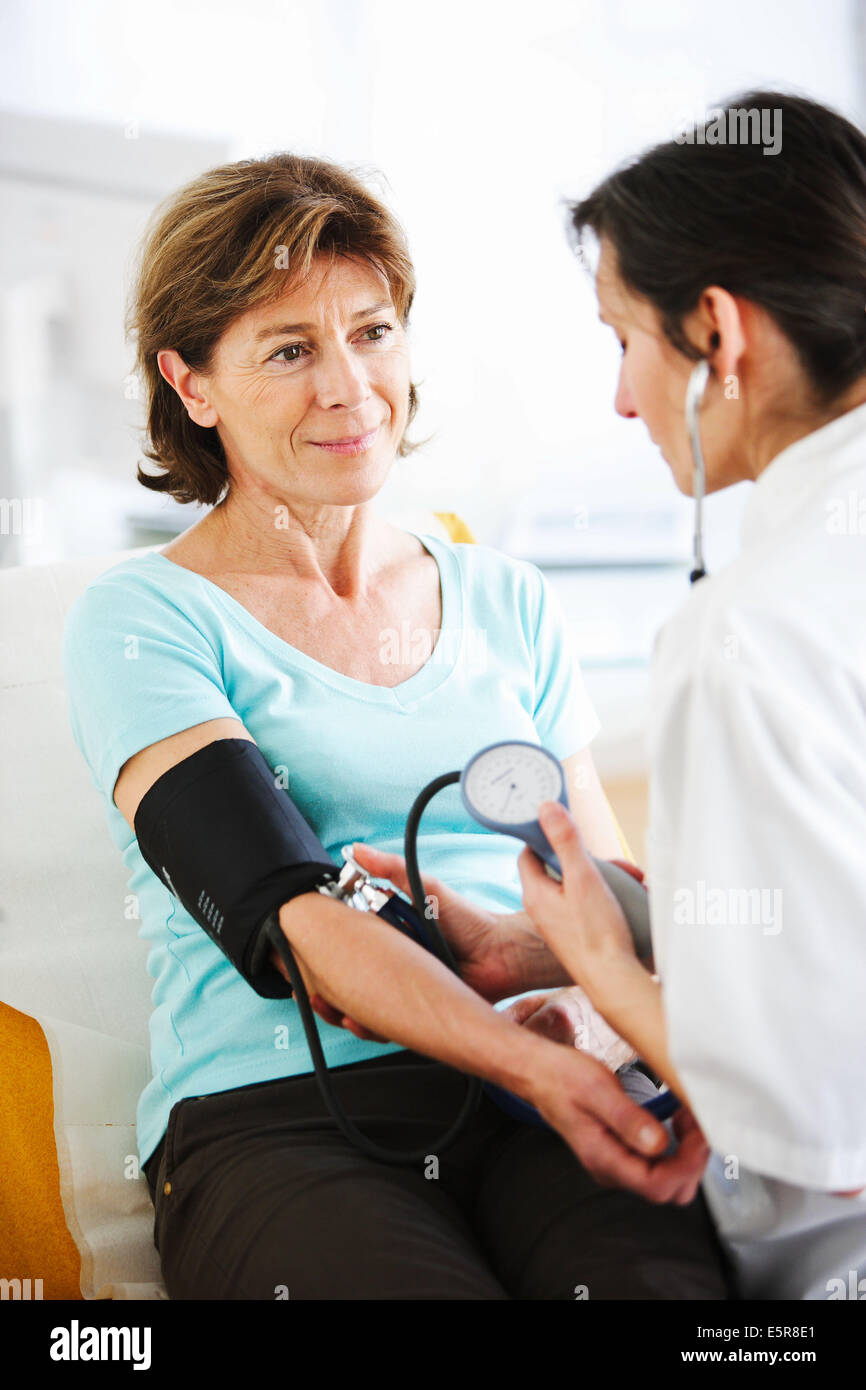 Doctor checking the blood pressure of a patient Stock Photo - Alamy