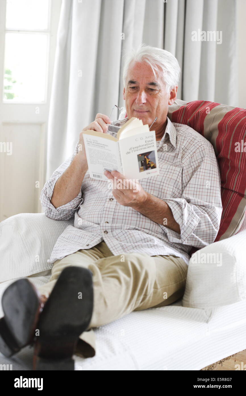 50 year old man reading a book hi-res stock photography and images - Alamy