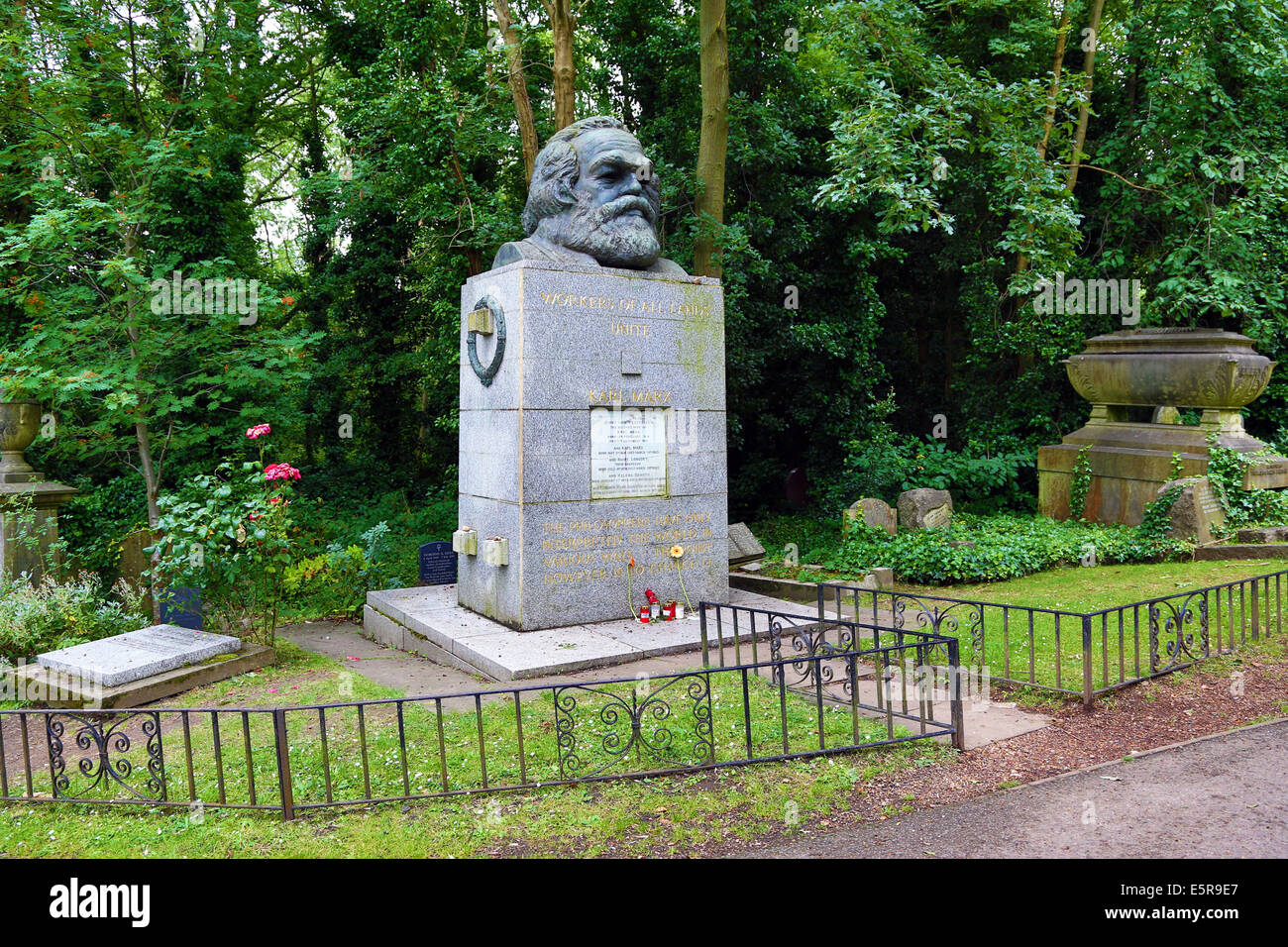 Headstone highgate cemetery hi-res stock photography and images - Alamy