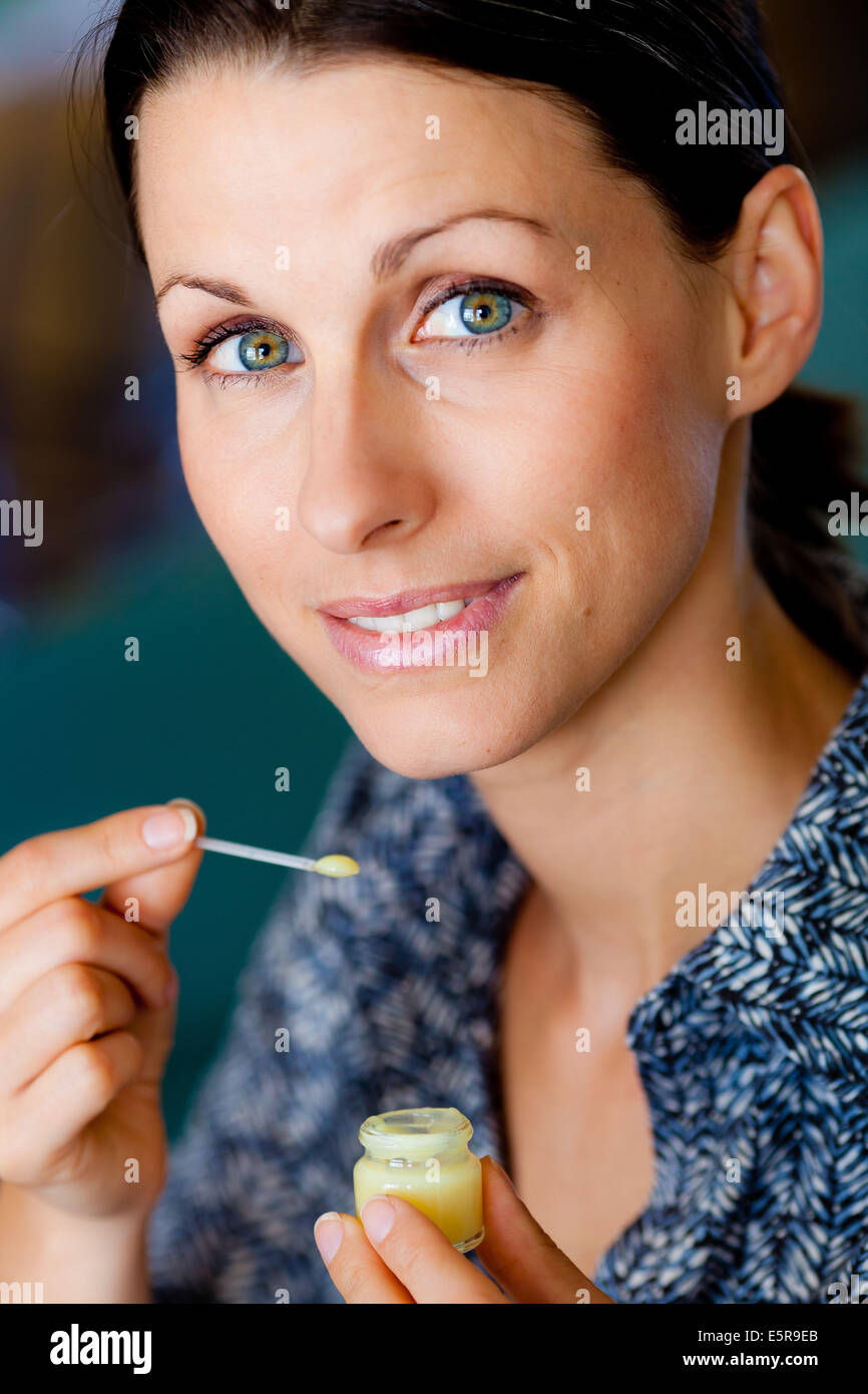 What Happens When You Eat Royal Jelly at James Borrego blog