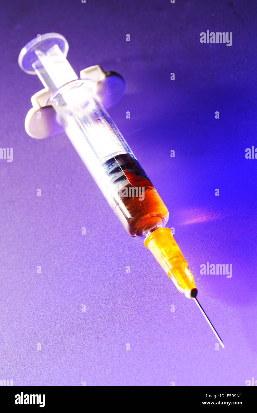 Syringe for vaccination hi-res stock photography and images - Alamy