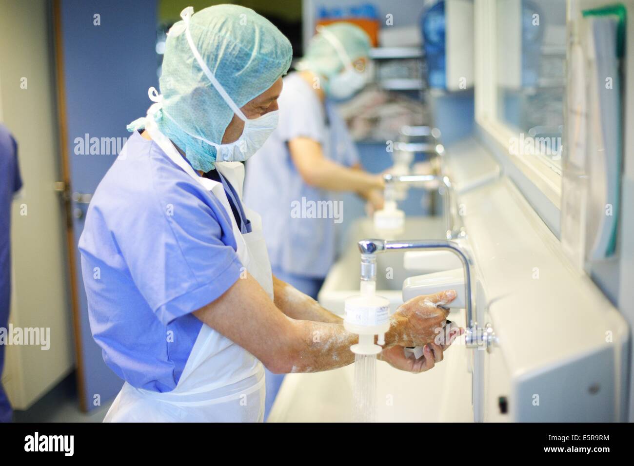 Surgical handwashing hi-res stock photography and images - Alamy