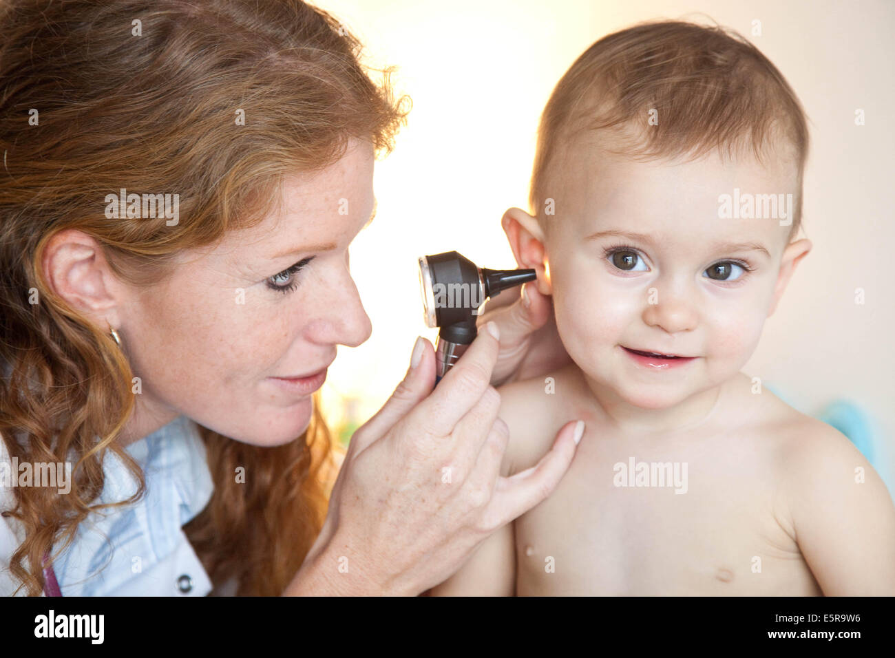 Ear examination camera hi-res stock photography and images - Alamy