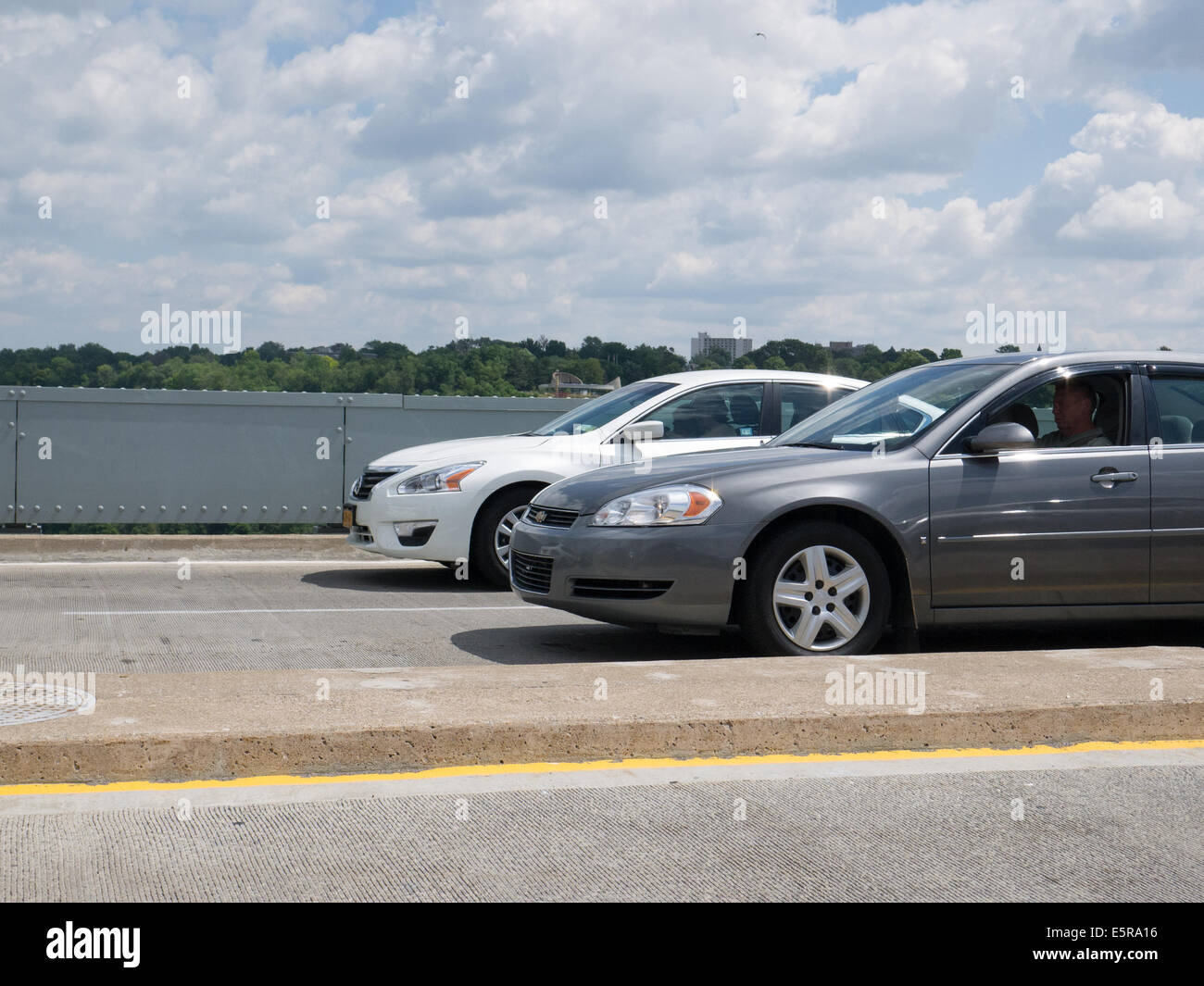 Cars on the rainbow bridge connecting Canada and the US Stock Photo - Alamy