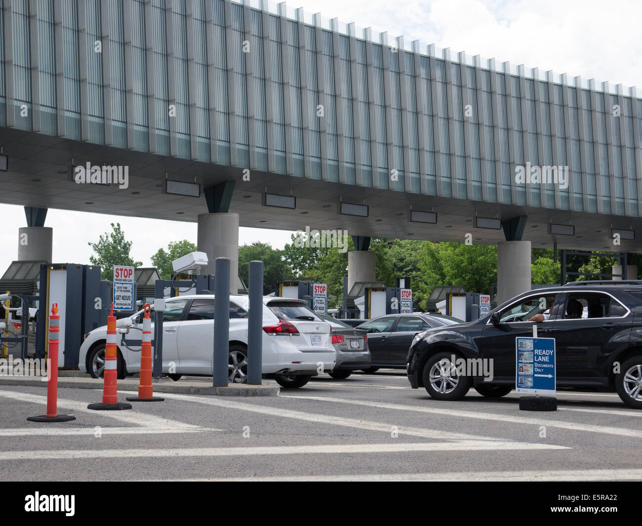 Cars crossing US custom border check point at rainbow bridge Niagara ...