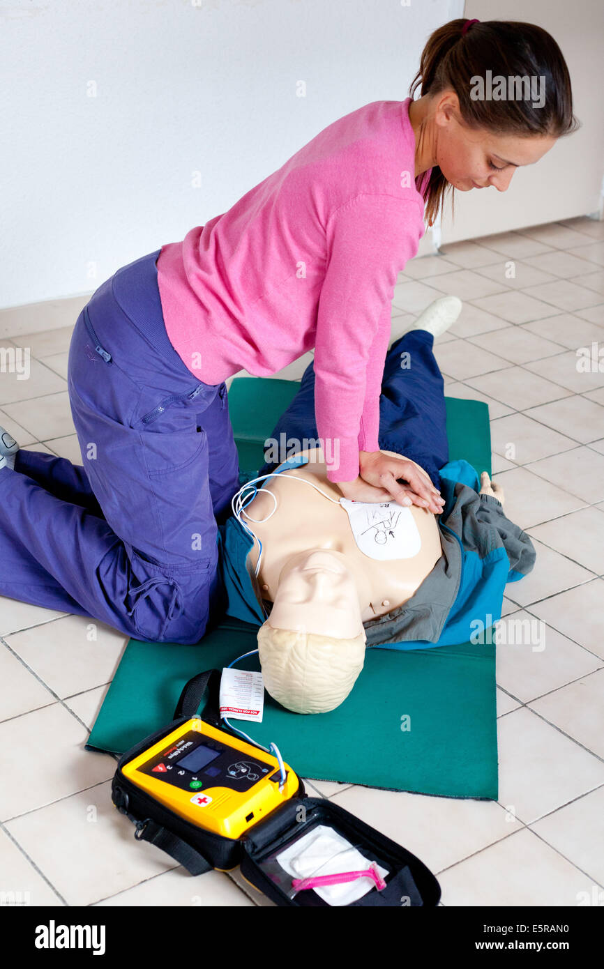 First aid training courses given by the French Red Cross, Portable semi ...