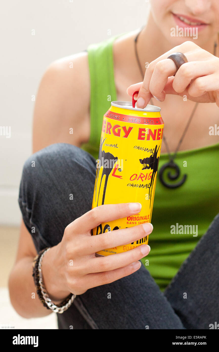 Fizzy drink can drinking hi-res stock photography and images - Alamy