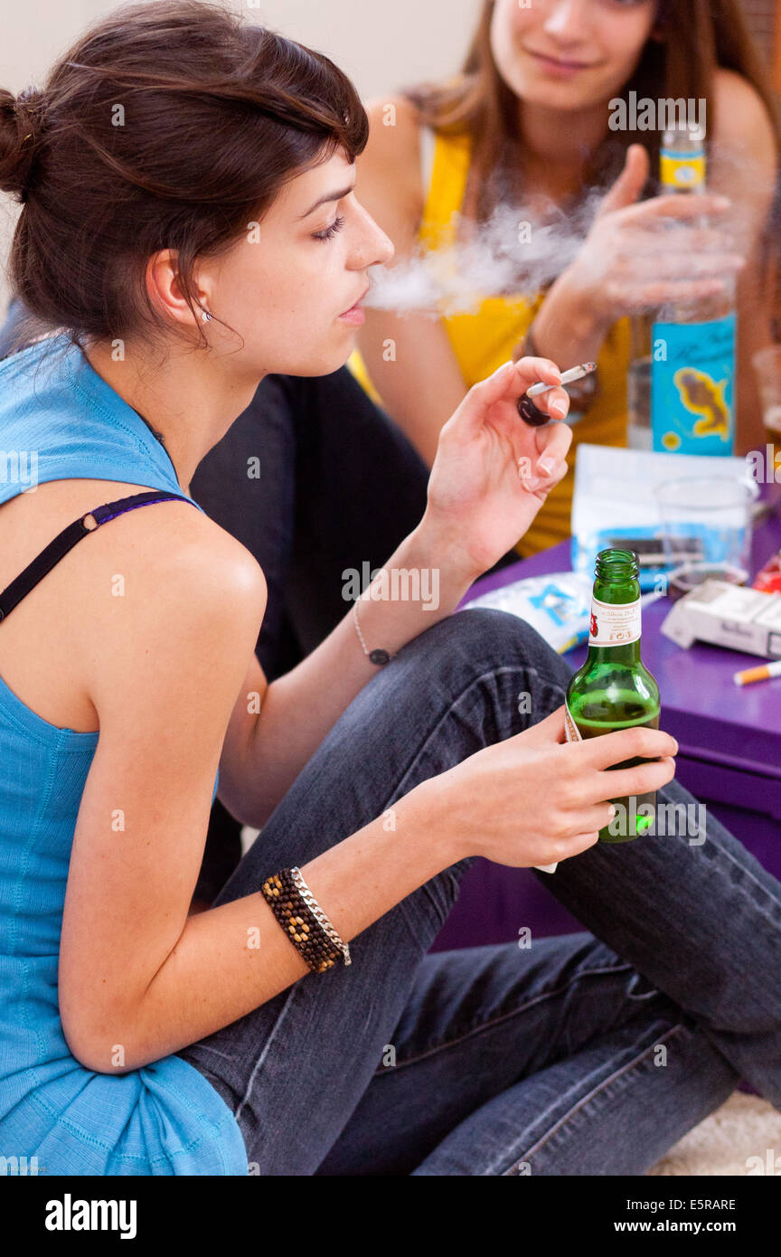 Teen Alcohol Abuse Stock Photos & Teen Alcohol Abuse Stock Images - Alamy
