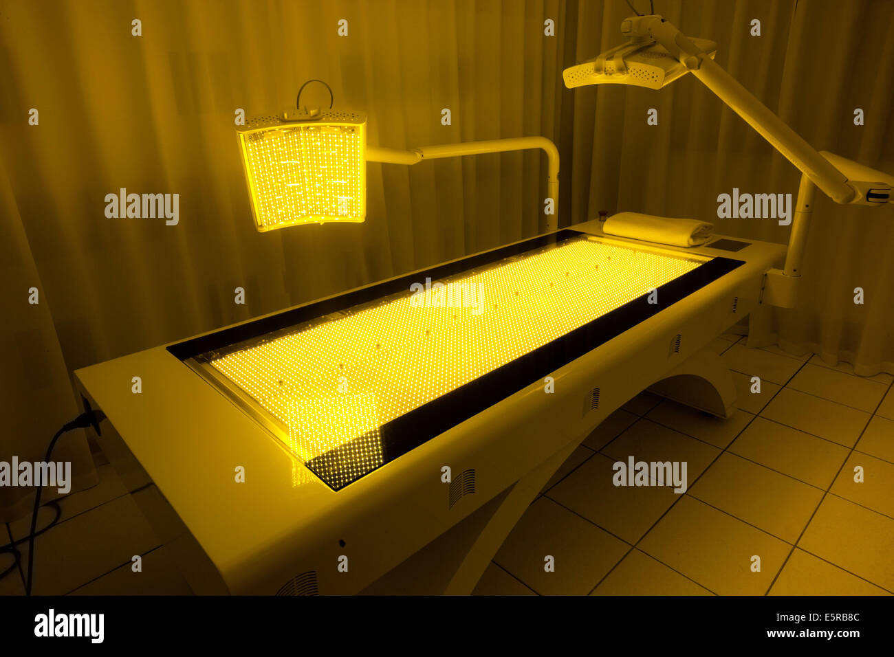 LED phototherapy device used to reduce skin damage and anti-aging ...