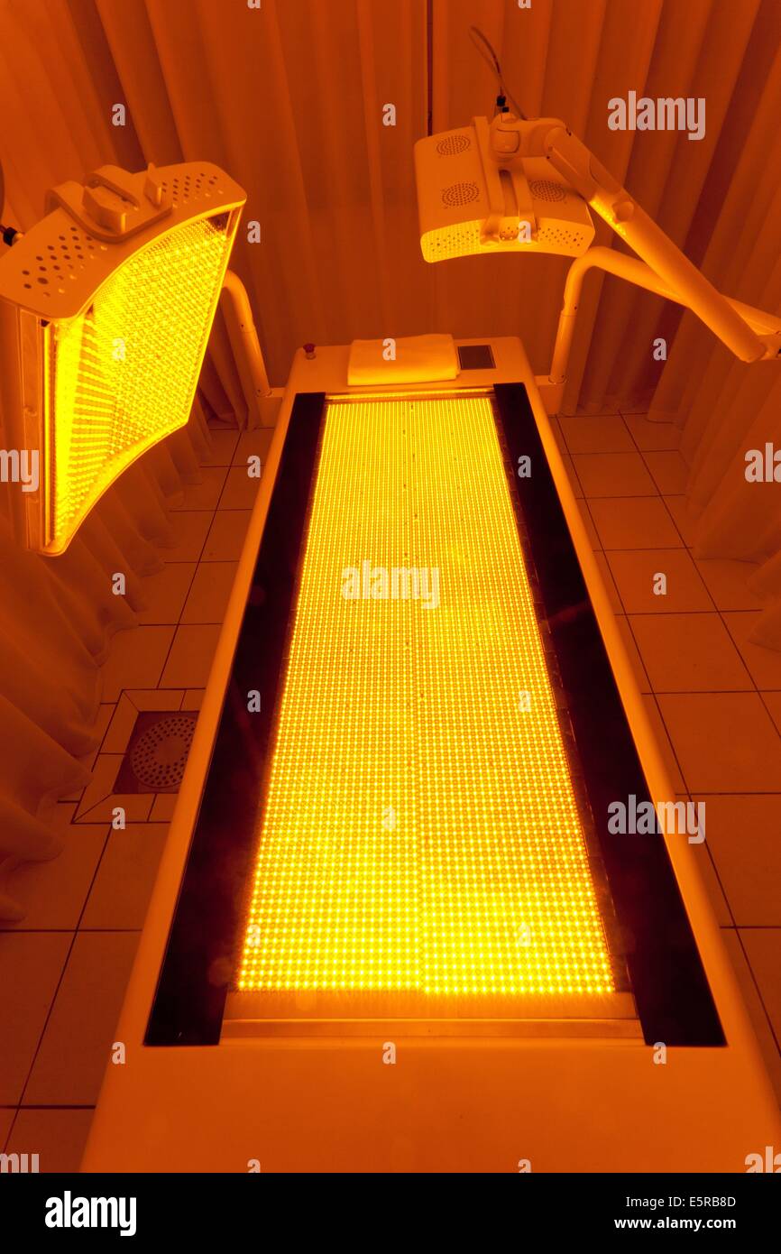 LED phototherapy device used to reduce skin damage and anti-aging ...