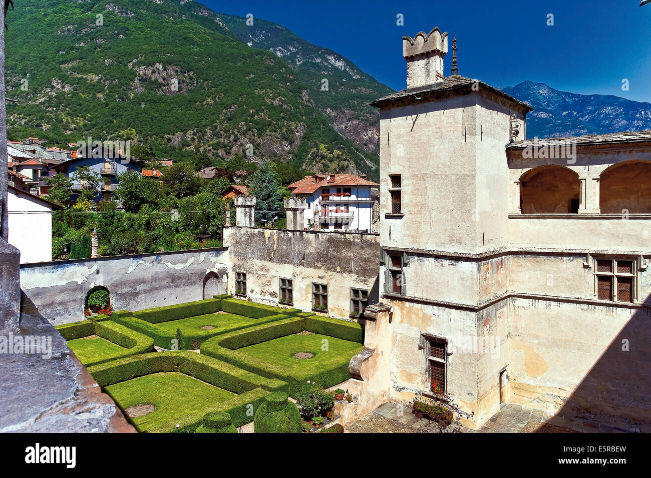 Valle d'Aosta Issogne castle the courtyard and the italian garden Stock ...