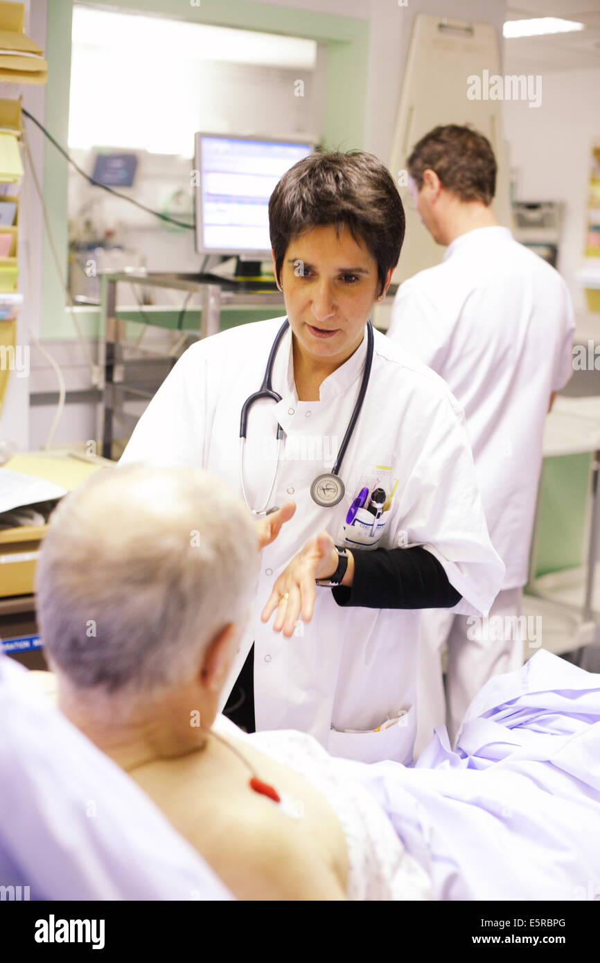 Emergency department physician hi-res stock photography and images - Alamy