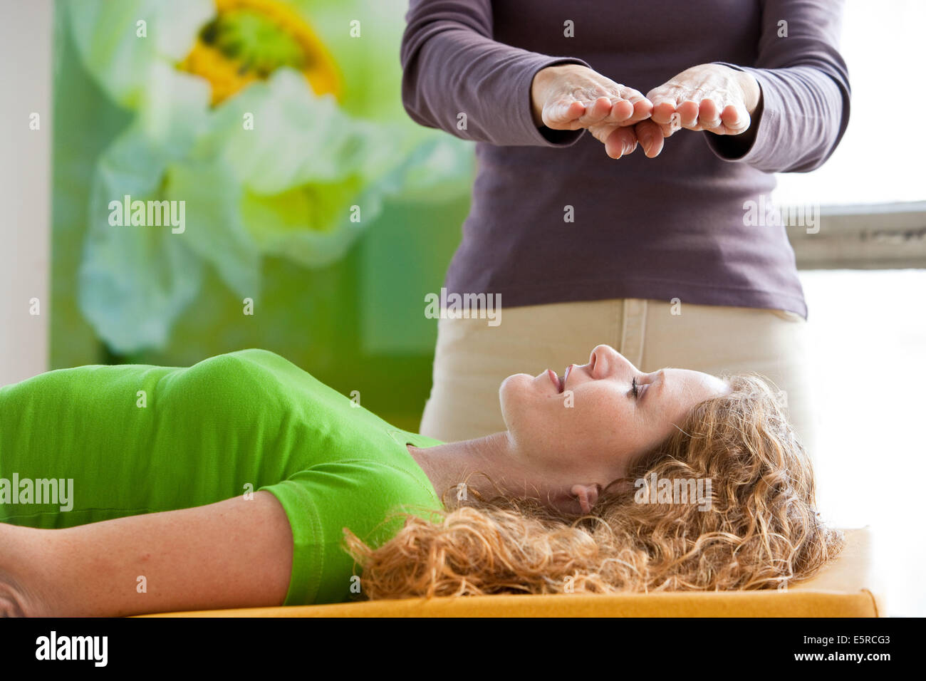 Woman receiving reiki treatment Stock Photo - Alamy
