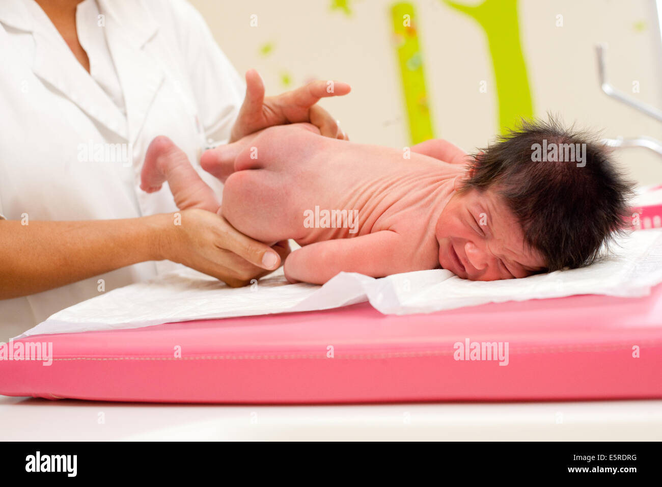 Hip examination newborn hi-res stock photography and images - Alamy