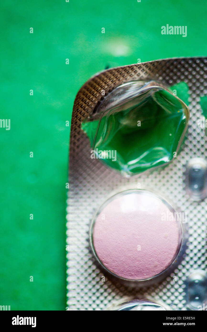 Pink tablet pill hi-res stock photography and images - Alamy