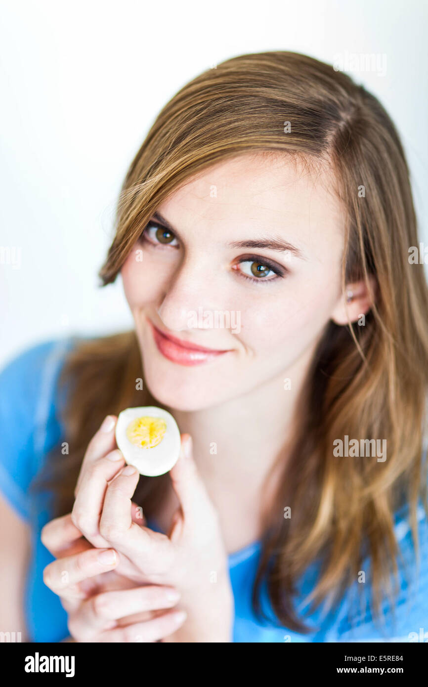 1 egg hi-res stock photography and images - Alamy