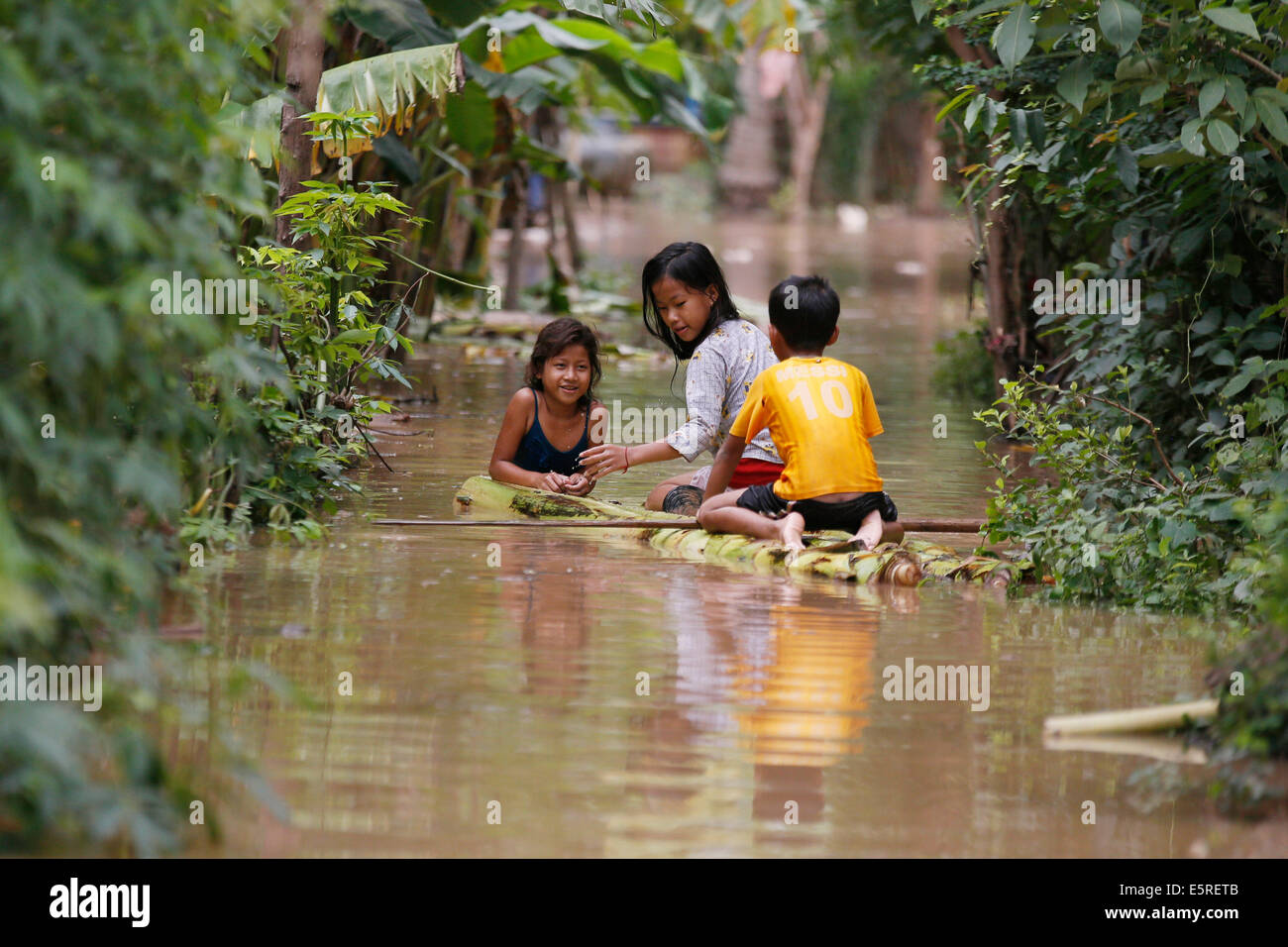 Phnom Penh, Cambodia. 5th Aug, 2014. Children play in flood waters in ...