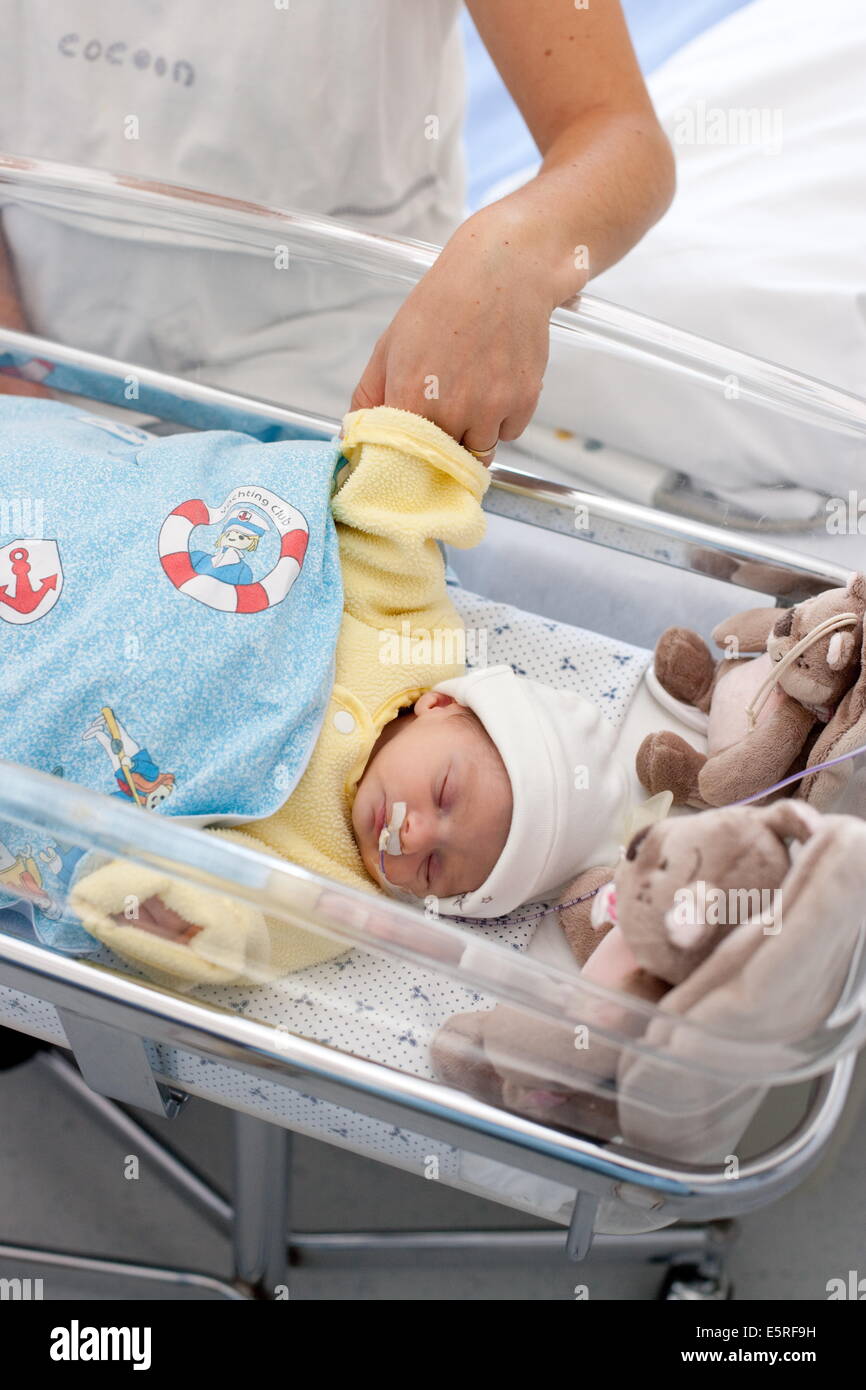 Premature newborn baby, Obstetrics and gynaecology department ...
