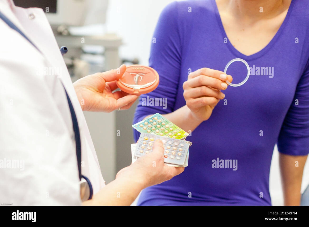A doctor explaines a patient the differents contraceptive methods Stock ...