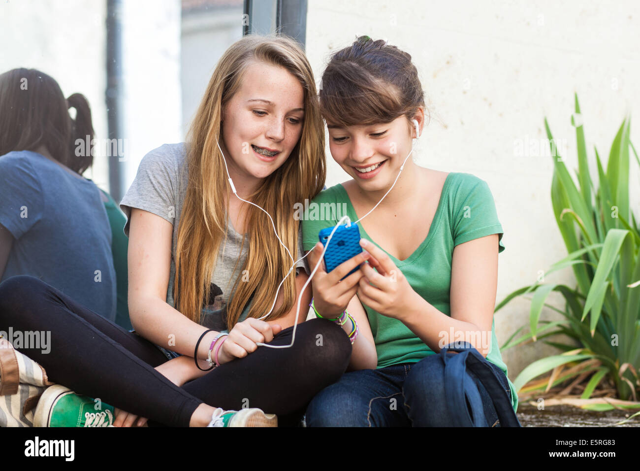 Teenage girls using a mobile phone Stock Photo - Alamy