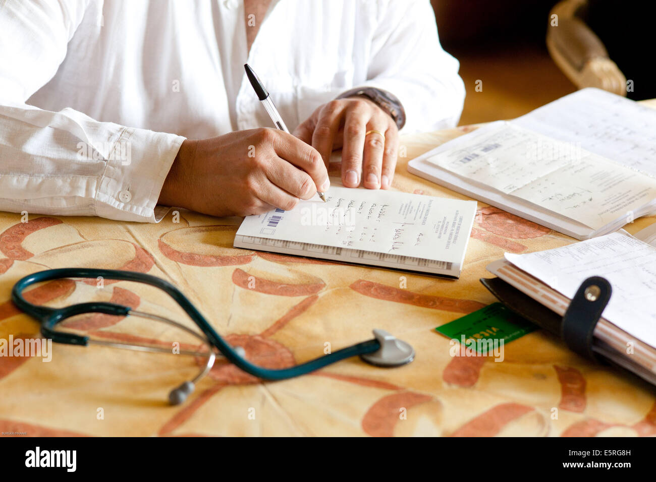 Gp writing a prescription hi-res stock photography and images - Alamy