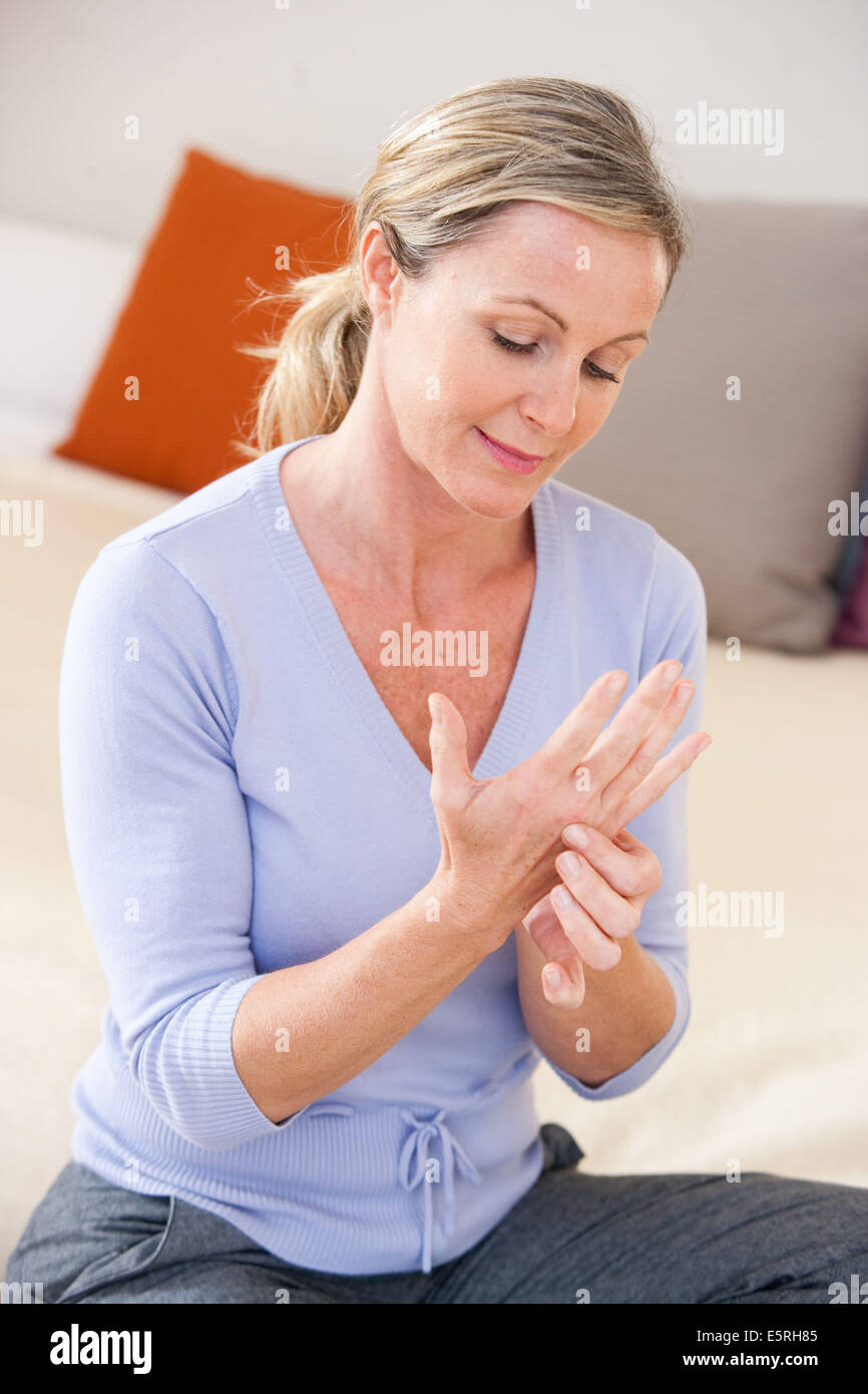 Woman suffering from hand pain Stock Photo - Alamy
