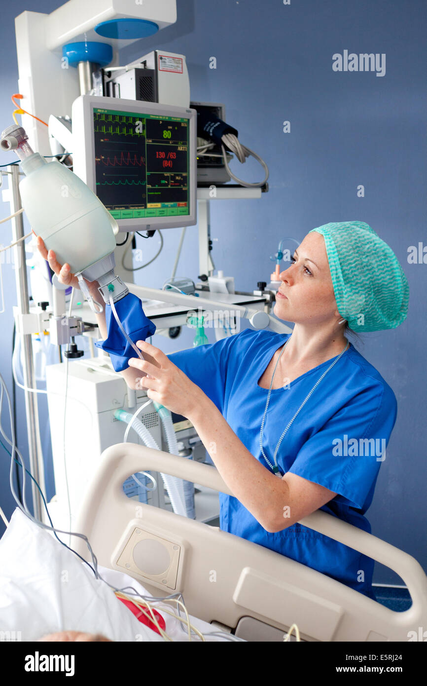 Nurse, department of cardiac intensive care, Haut Lévêque hospital ...