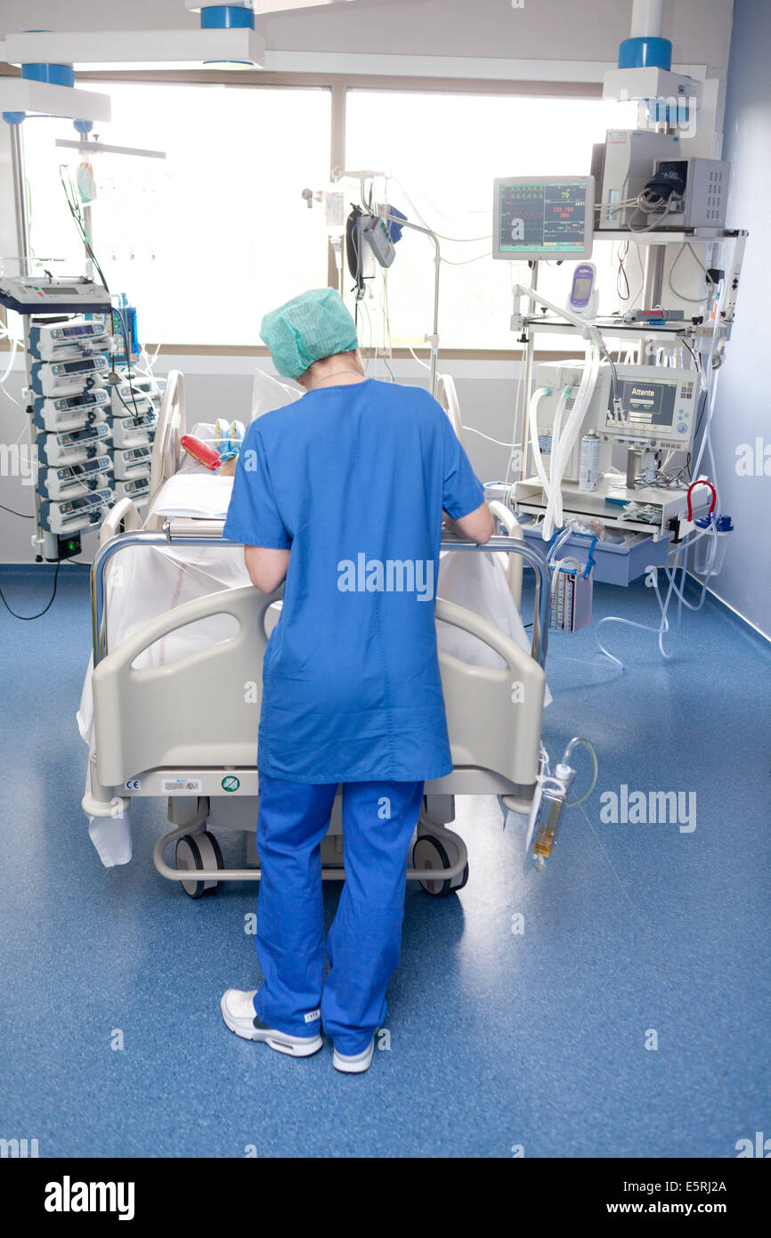 Nurse, department of cardiac intensive care, Haut Lévêque hospital ...