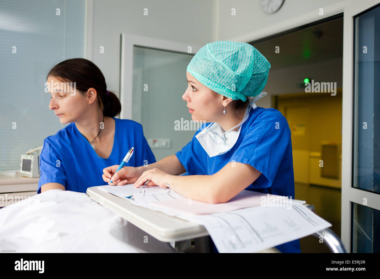 Nurses in the department of cardiac intensive care, Haut Lévêque ...