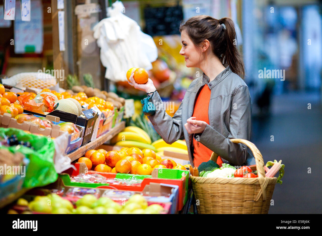 Woman buying fruits at market Stock Photo - Alamy