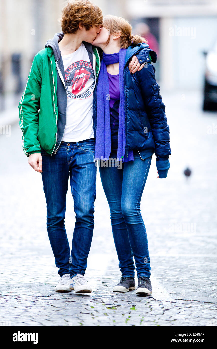 Kissing old couple hi-res stock photography and images - Alamy