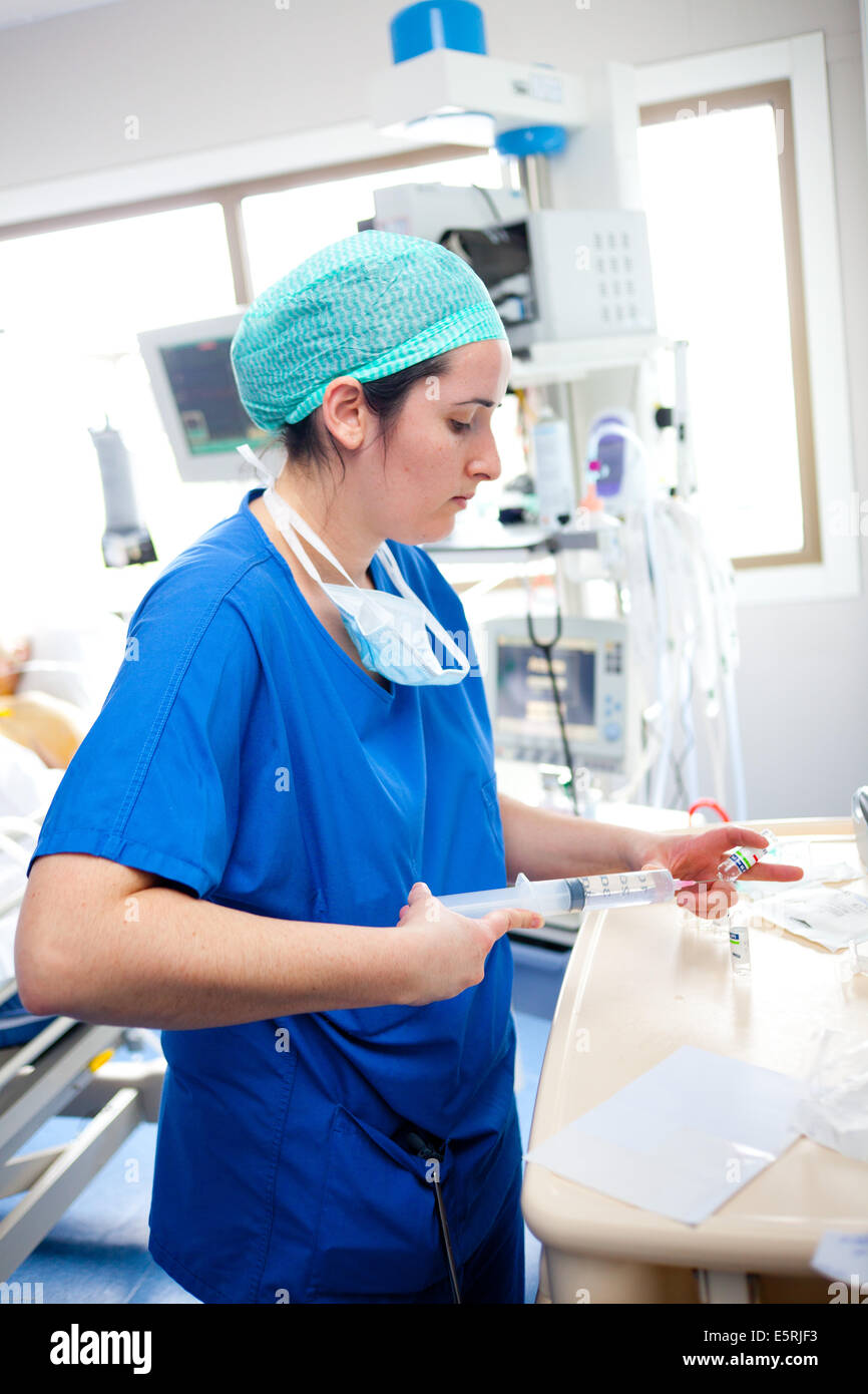 Nurse in the department of cardiac intensive care, Haut Lévêque ...