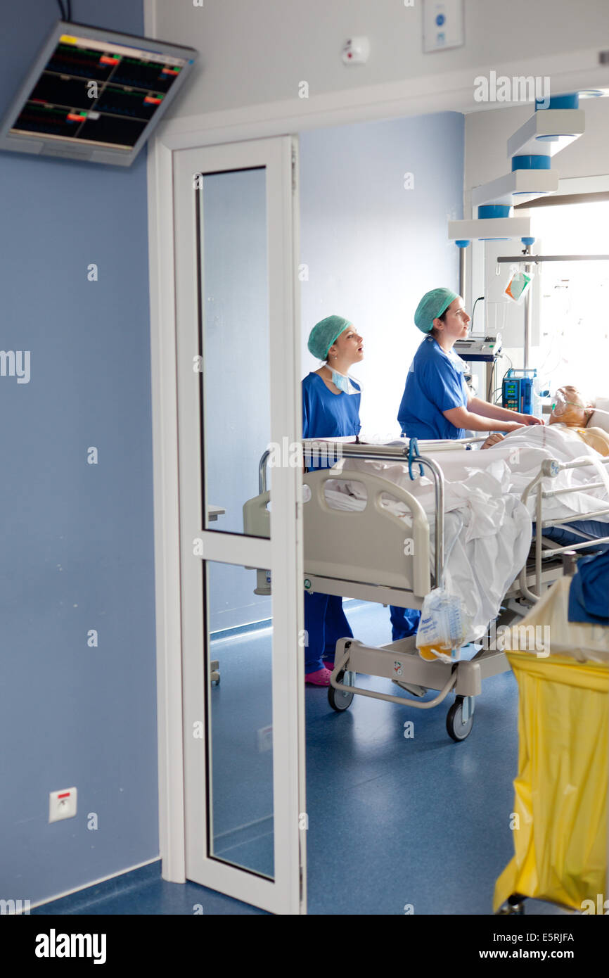 Nurses in the department of cardiac intensive care, Haut Lévêque ...