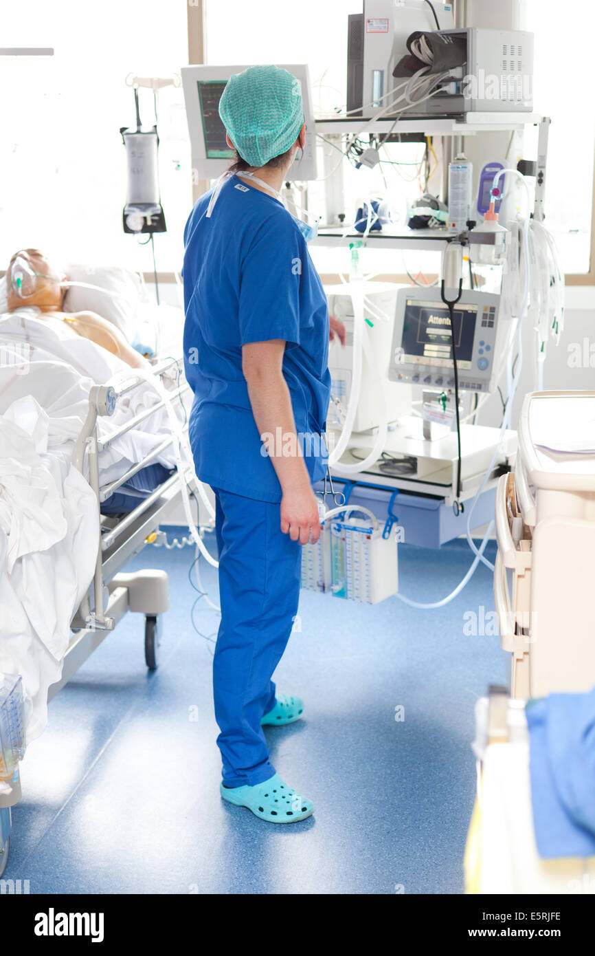 Nurse in the department of cardiac intensive care, Haut Lévêque ...