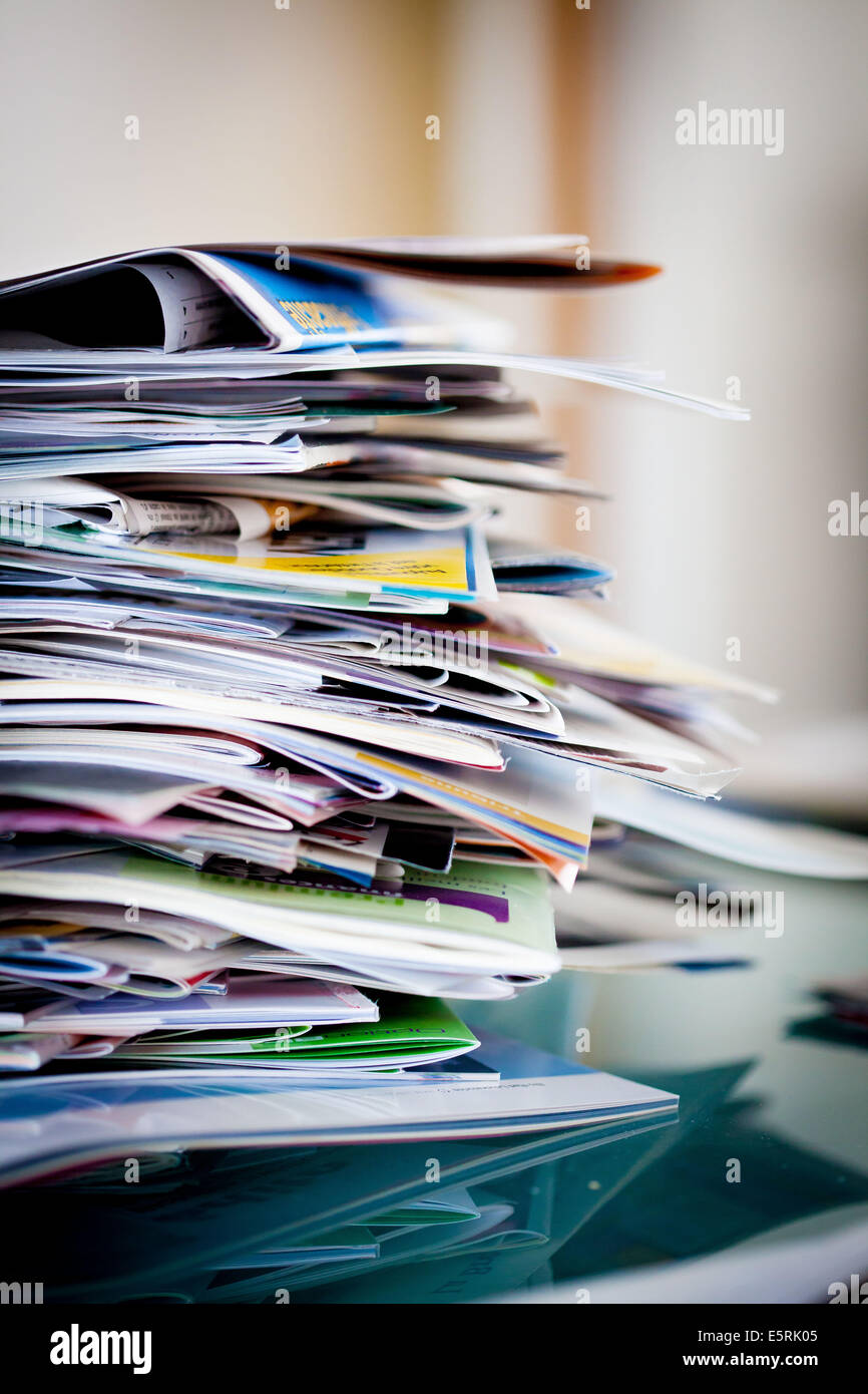 Pile of magazines Stock Photo - Alamy