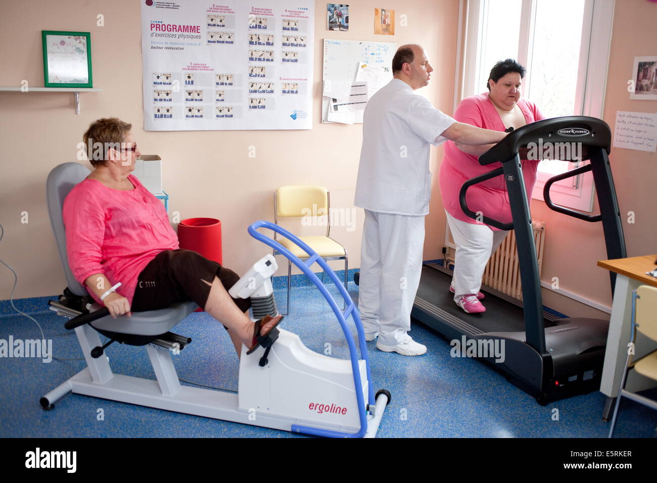 Female patients following an exercise program with a physiotherapist ...