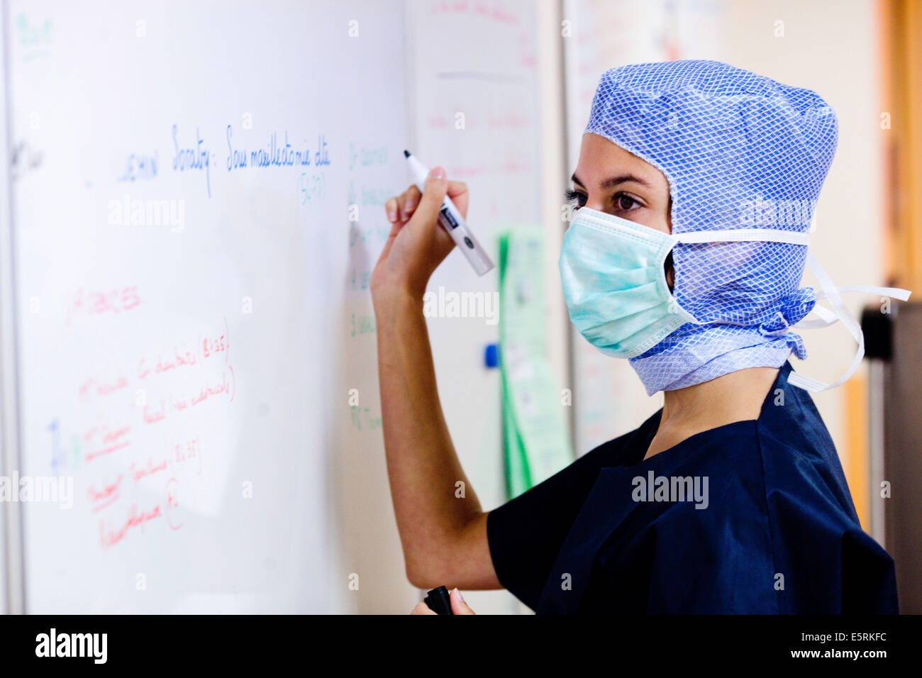 Nurse In Operating Theatre Stock Photo Alamy nurse-in-operating-theatre-stock-photo-alamy