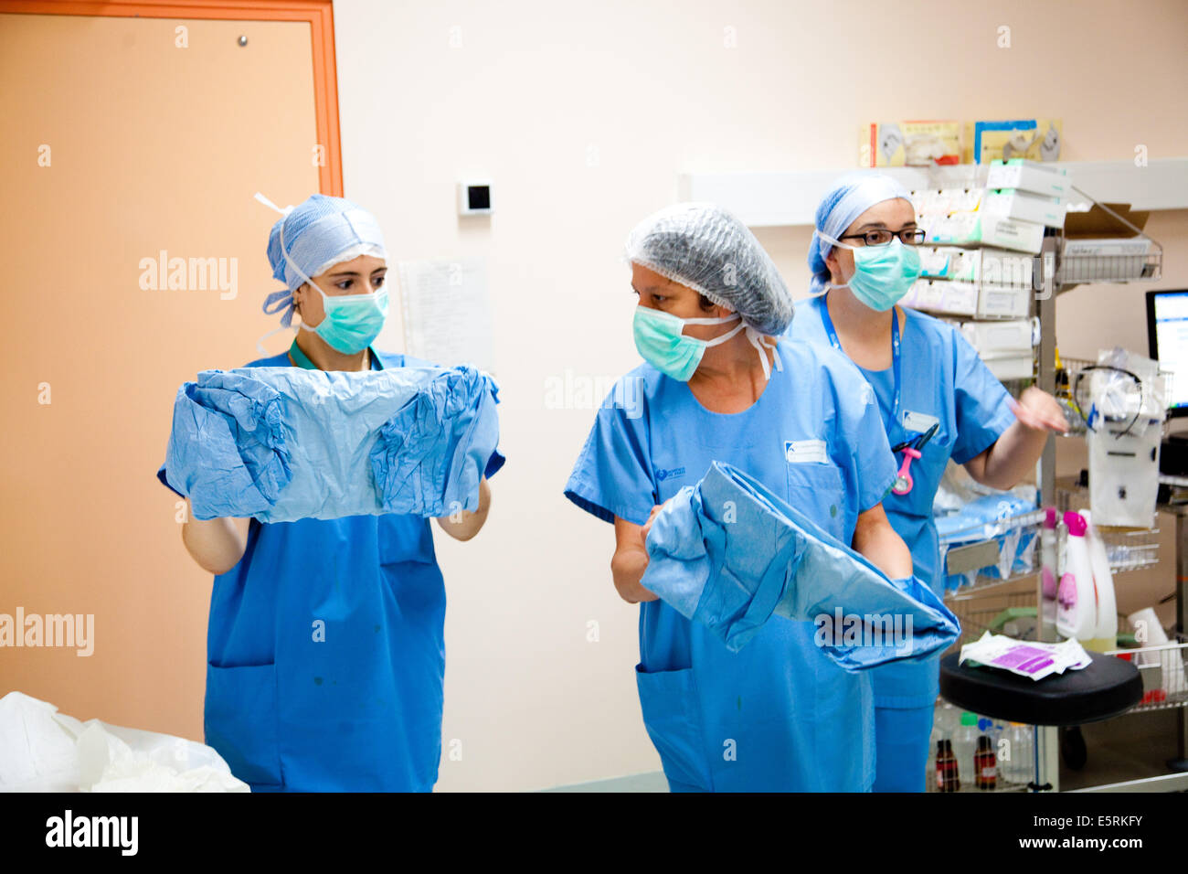 Operating room nurses hi-res stock photography and images - Alamy